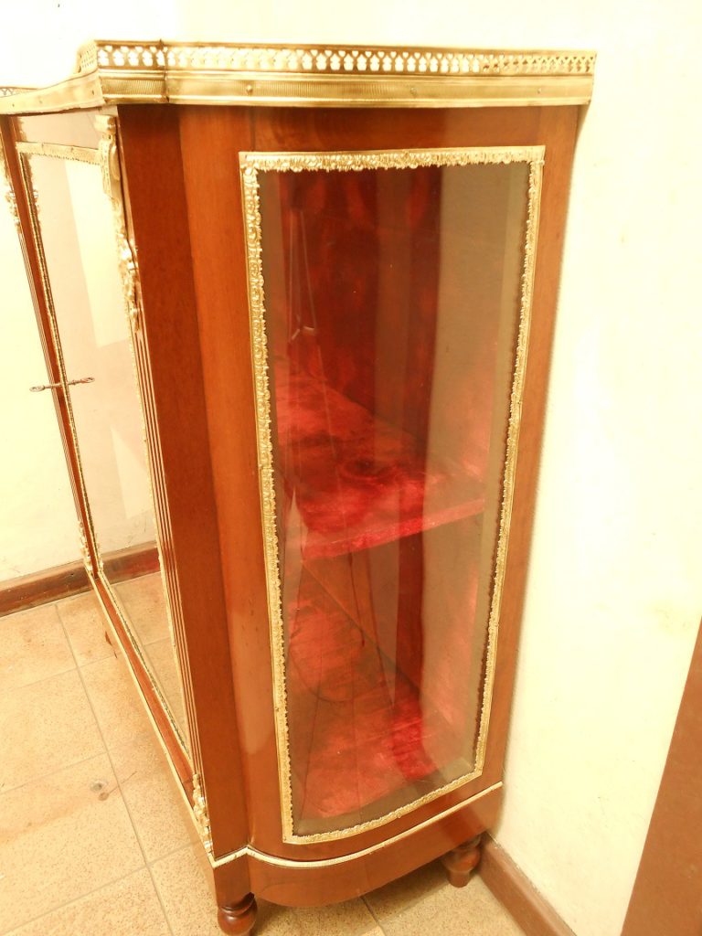 22DG46 – Beautiful Display Cabinet | Validtrade