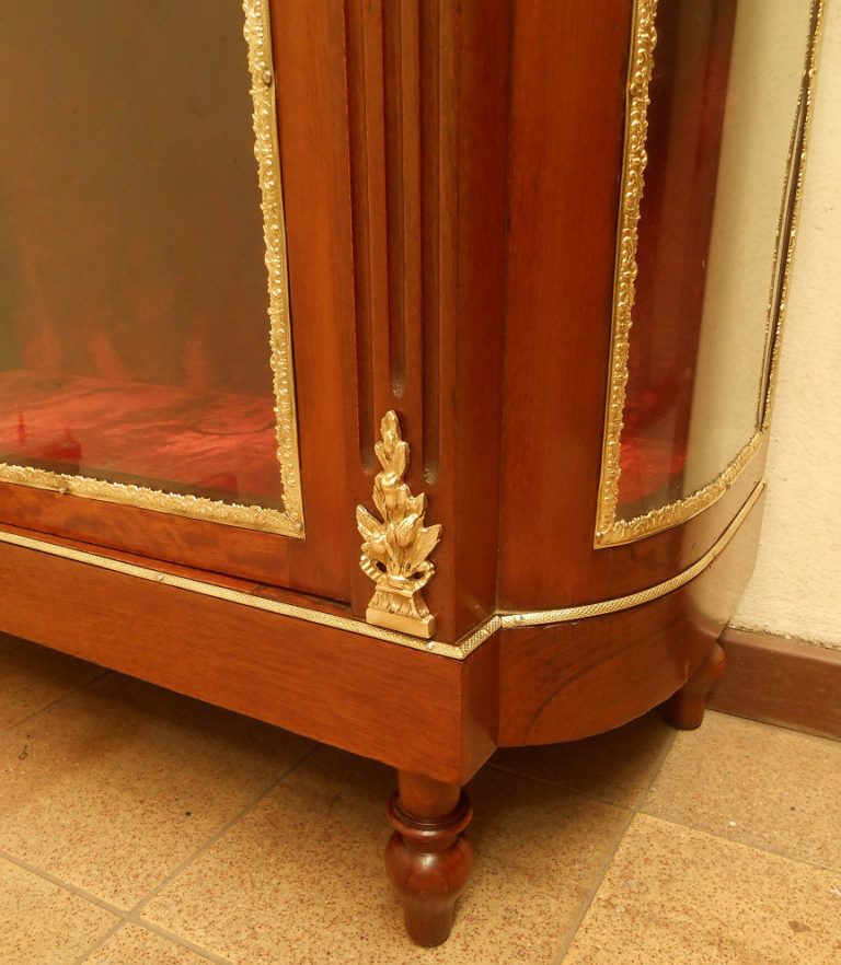 22DG46 – Beautiful Display Cabinet | Validtrade
